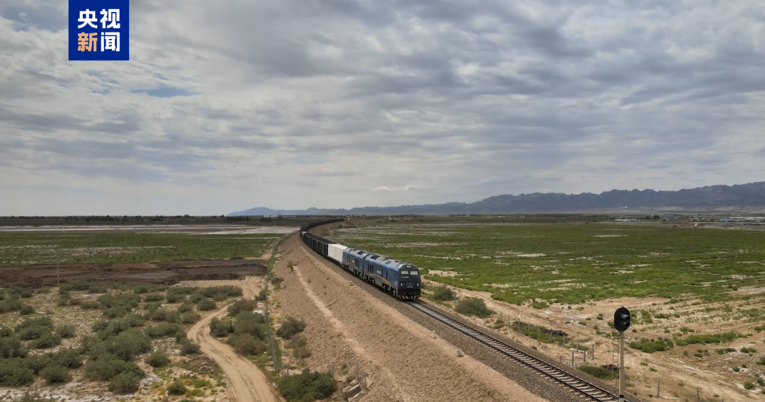 国产新型高寒耐风沙FXN3C型内燃机车首次投用_京报网