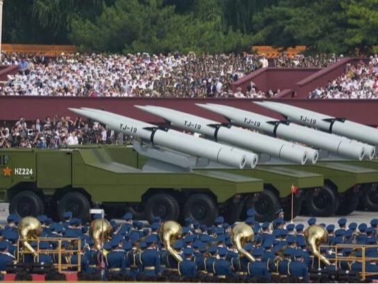 DF61导弹亮相阅兵场