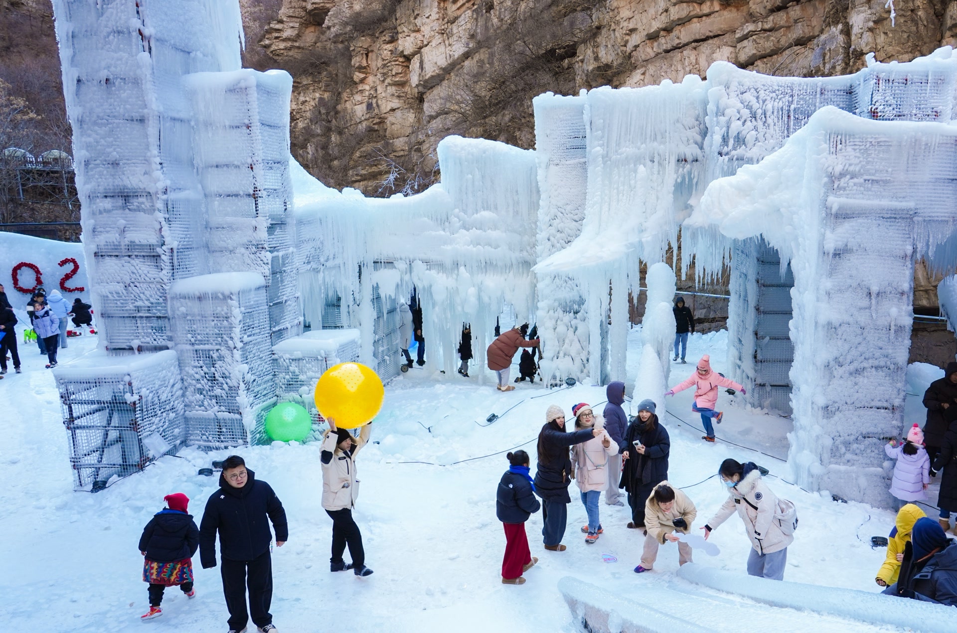 平谷藏着一处冰雪奇境！山谷里有冰瀑、冰封玫瑰